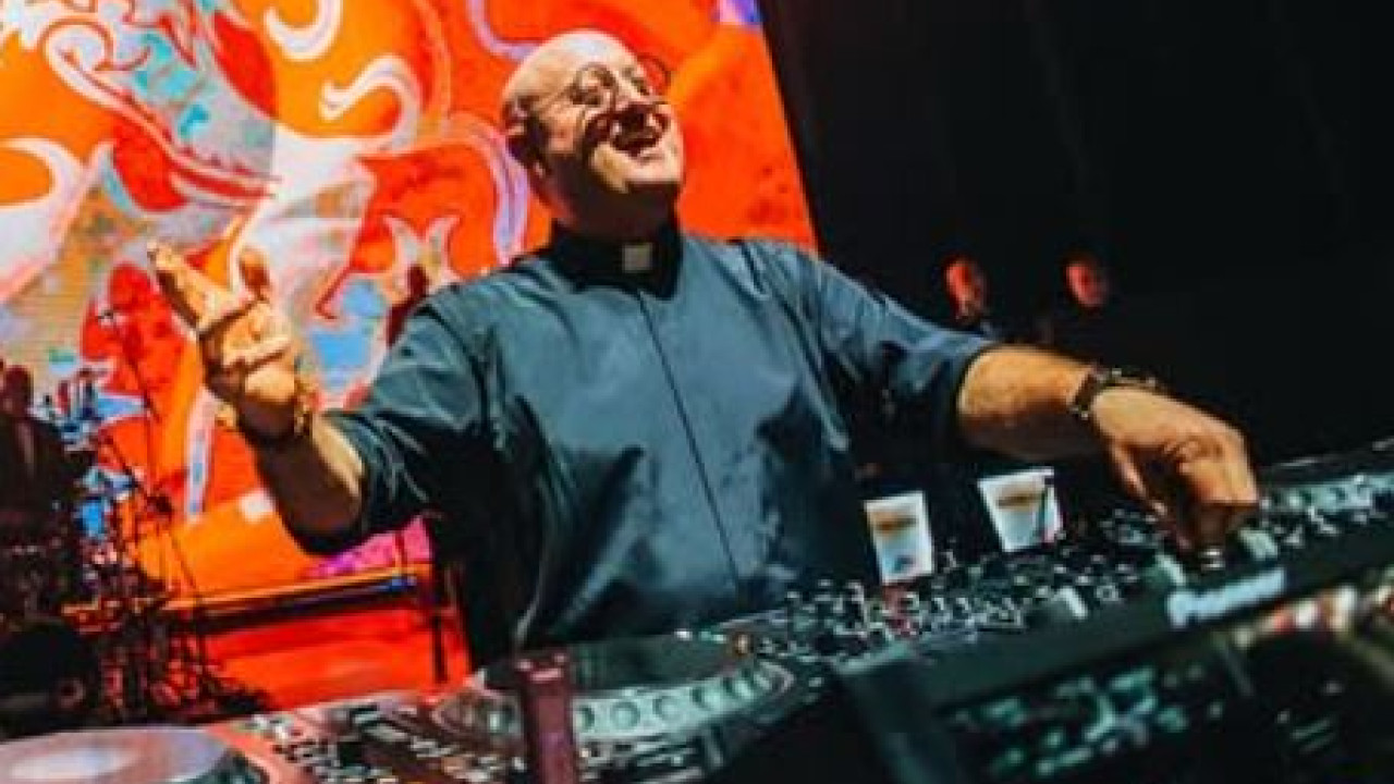 Ιερέας το πρωί, DJ ηλεκτρονικής μουσικής το βράδυ: Ο πάτερ Γκιγιέρμο τα ...