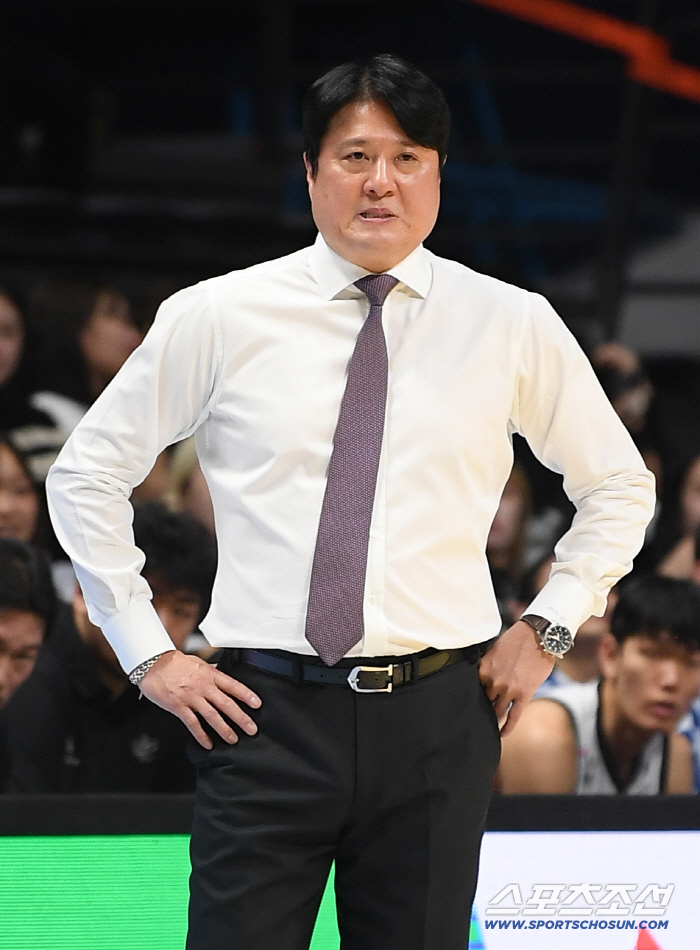 Moon-kyung claps at the referee after the foul by director Il-Mi ...