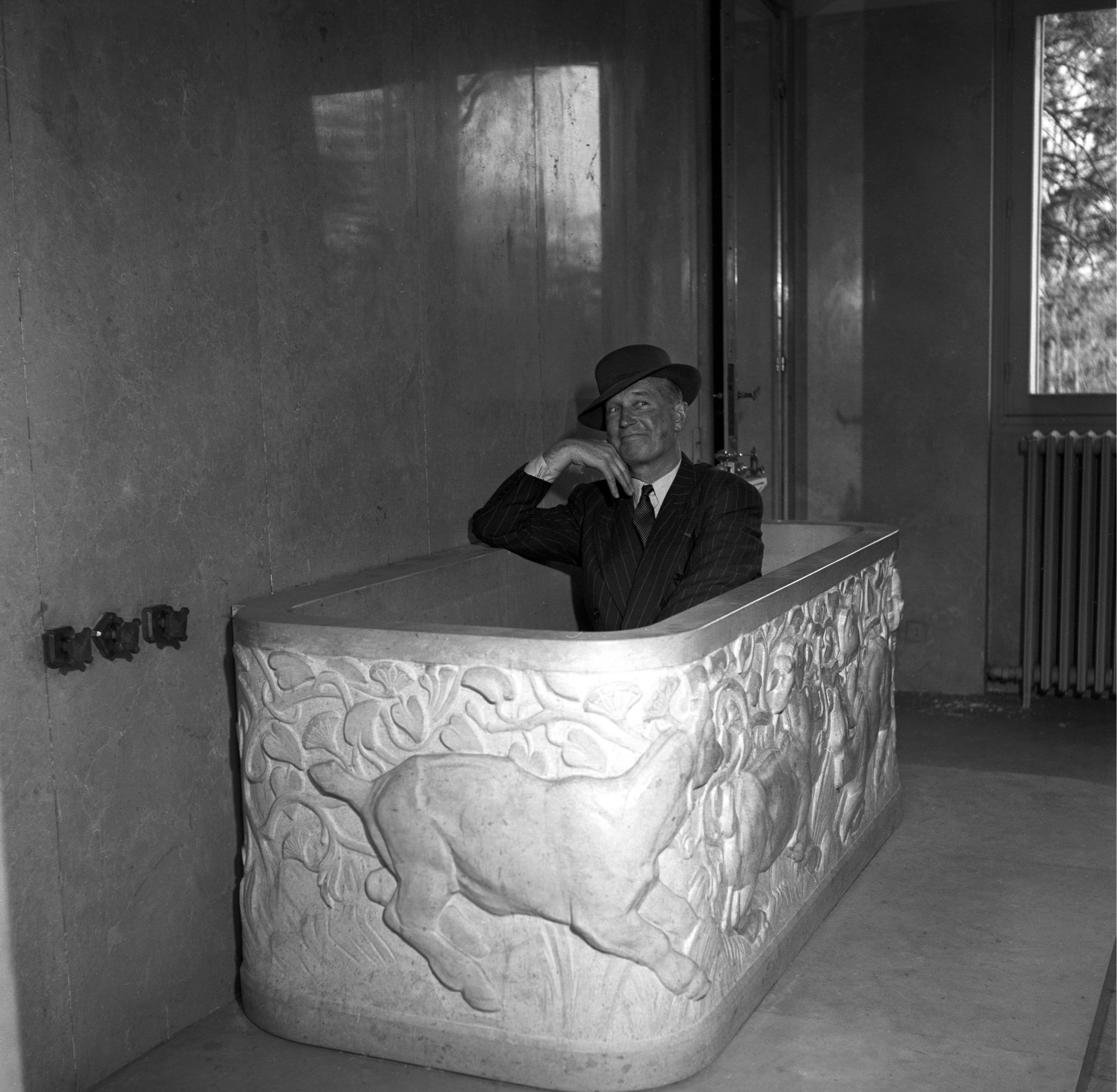 Maurice Chevalier : sa maison d'architecte dans le parc privé de Marnes ...