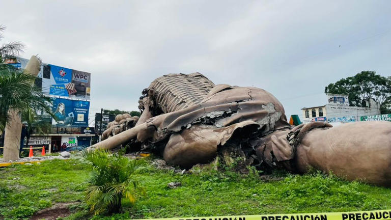 Así colapsó el monumento al Colotero en Álamo Temapache, Veracruz, a ...