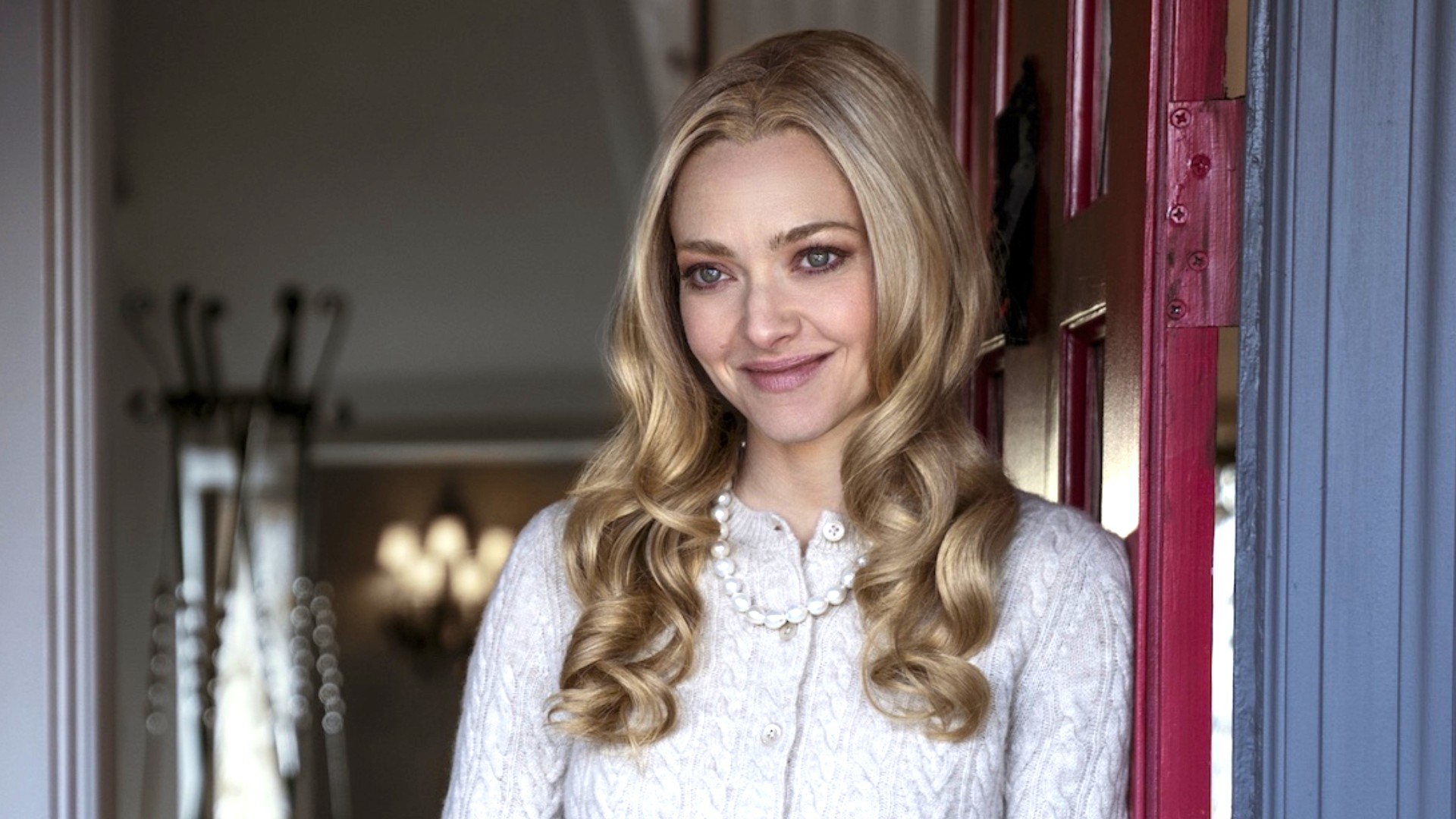 At 40, Amanda Seyfried shines in a natural look alongside Selena Gomez