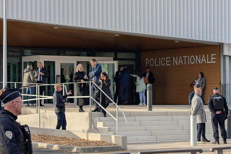 À Marseille, Emmanuel Macron inaugure le nouveau commissariat des 13e-14e