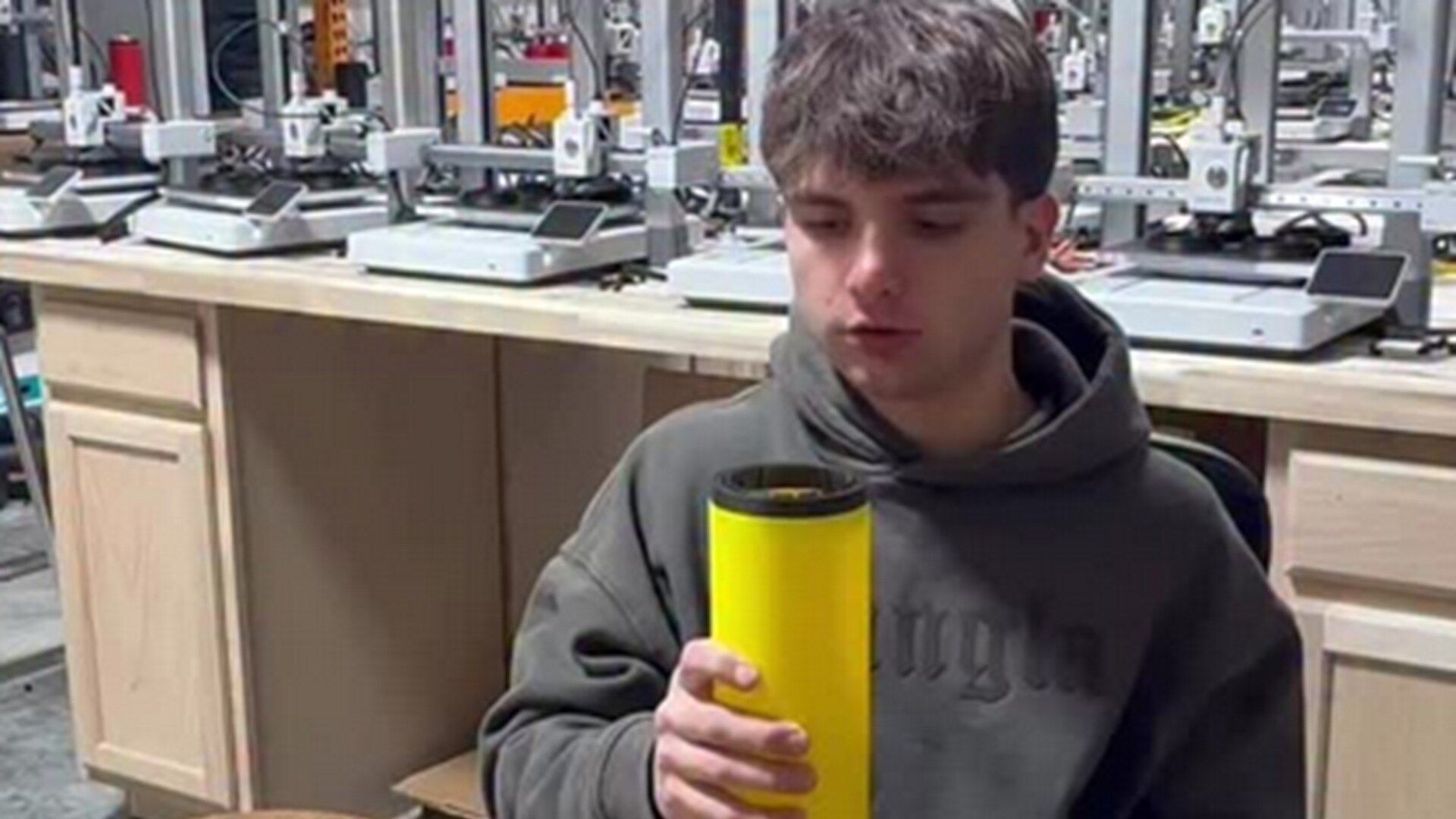 Mit 3D-gedruckten Dosenhaltern verdient Michael (18) über 250.000 Euro ...