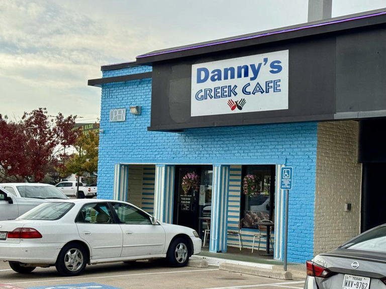 A friendly new Greek restaurant off Camp Bowie has 'outstanding' gyro ...