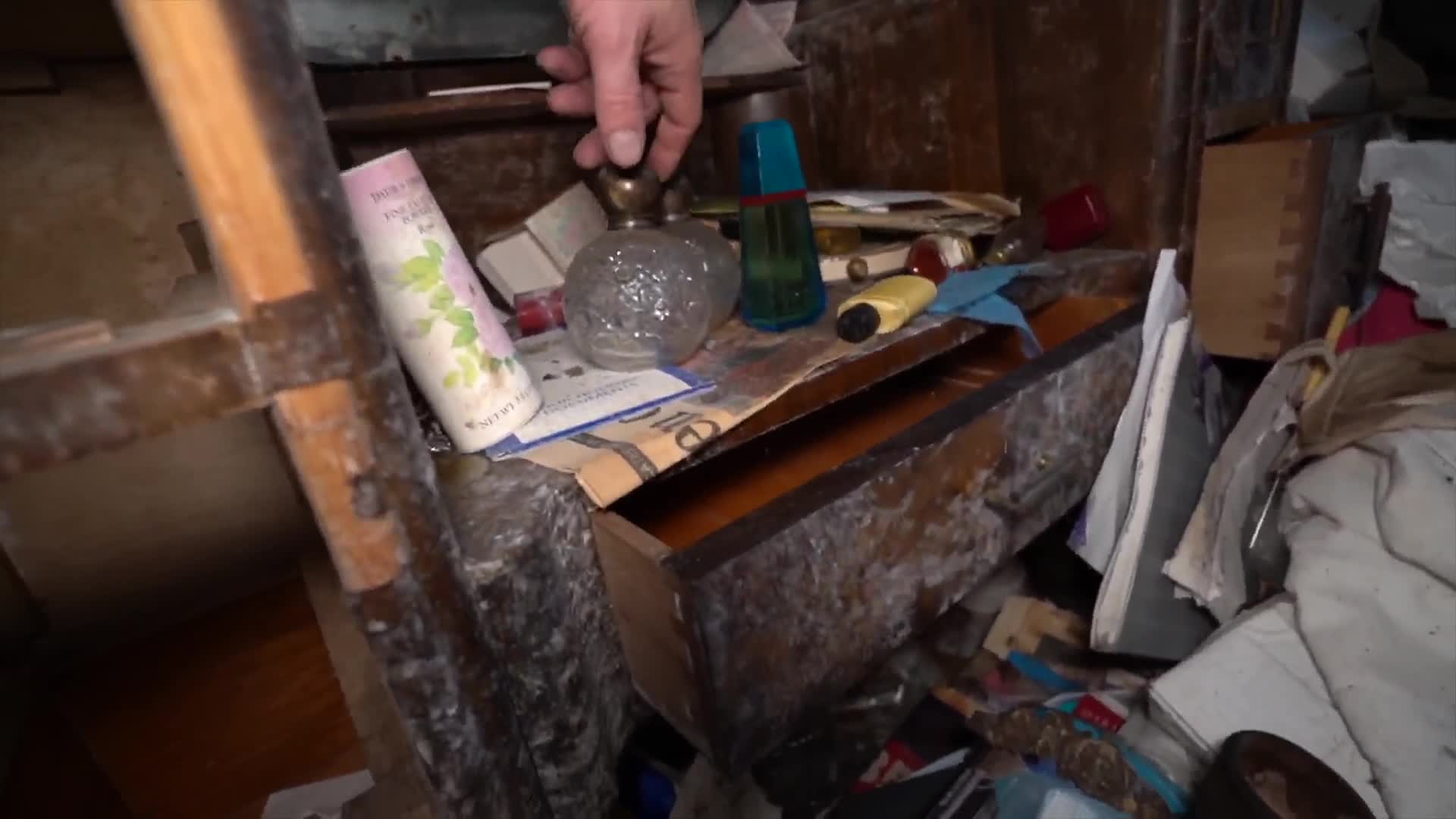 Abandoned mansion secrets: Hidden rooms & lost files!