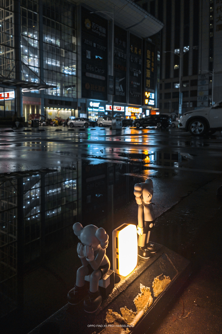 雨夜街头的Kaws坐等你拍照!它不是摆件，是城市孤独感的温柔代言人