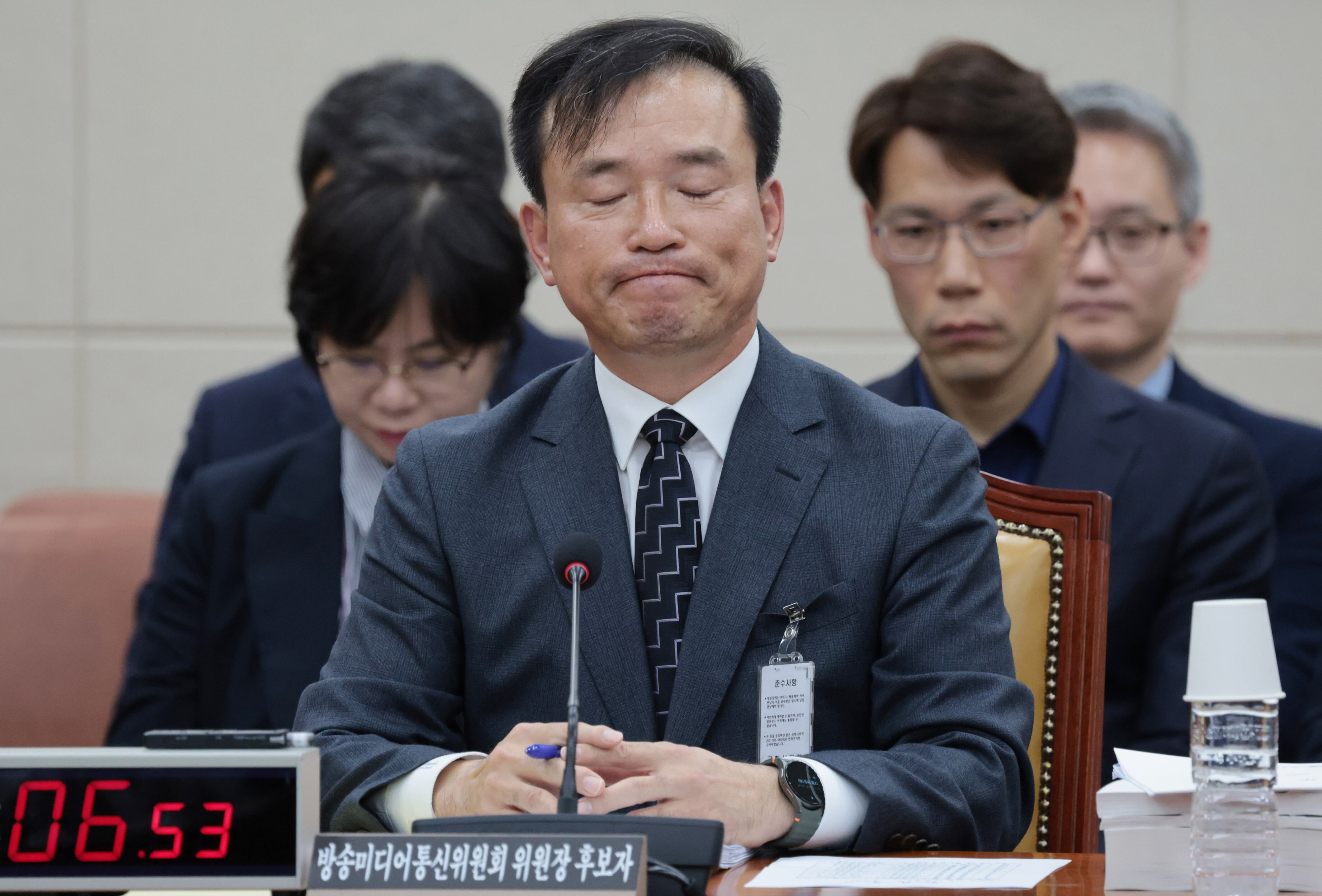 Kim Jong-cheol proposes regulating teen SNS use