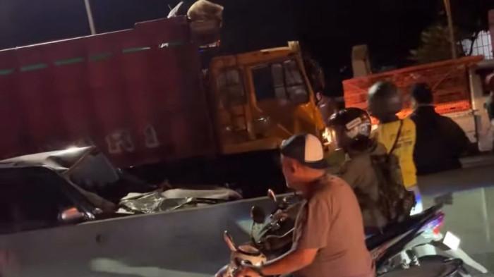 Sopir rasakan rem blong di turunan, truk tronton seret Honda CR-V ...