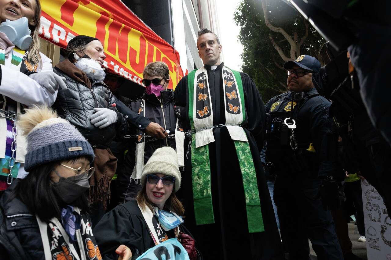 Protesters arrested after chaining themselves to SF ICE building to ...