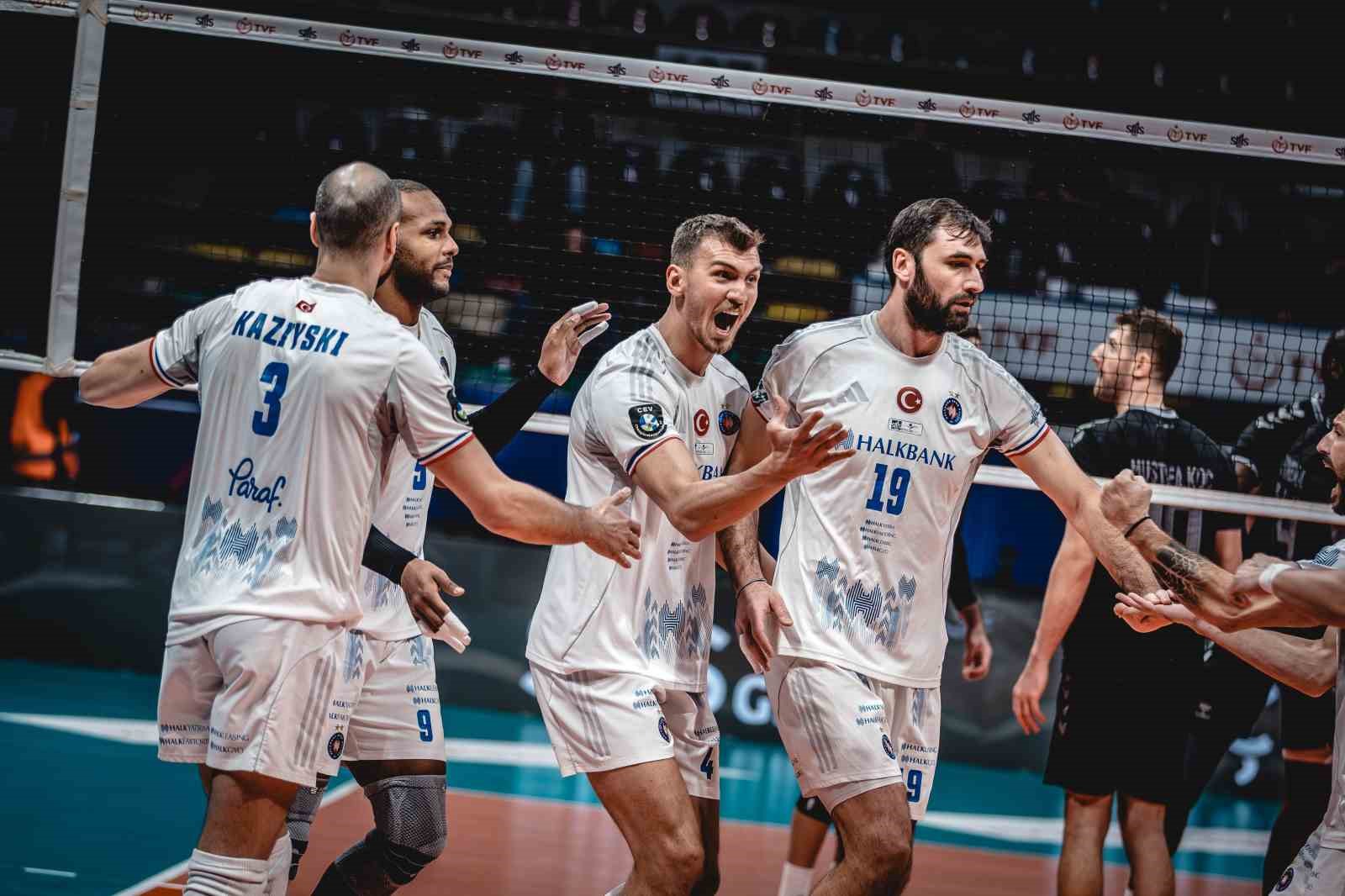 Efeler Ligi: Halkbank: 3 - Spor Toto: 0
