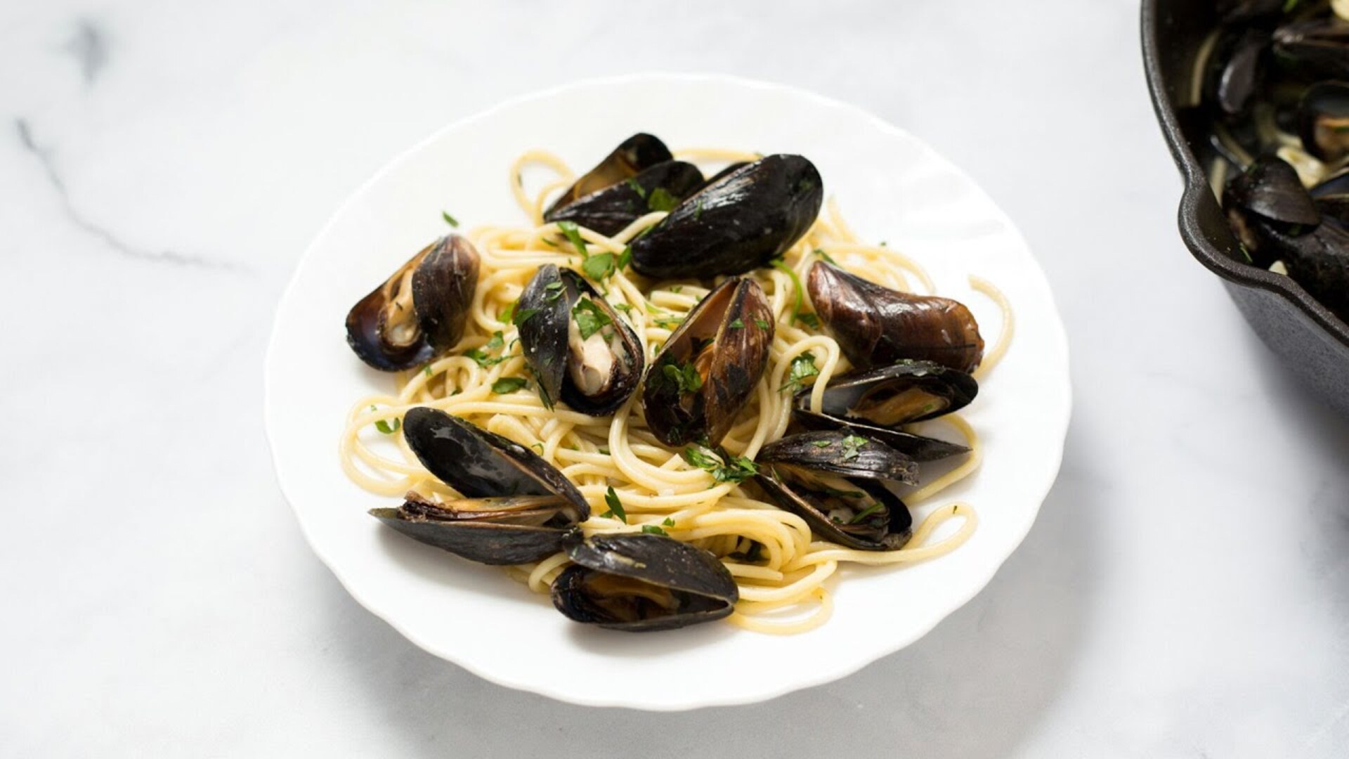 Garlic white wine spaghetti with mussels recipe