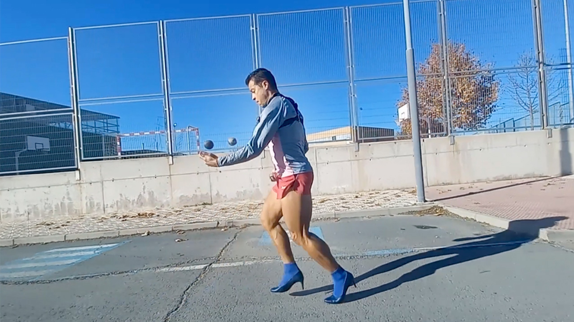 Fastest 100m joggling backwards in high heels (male) 24.13 seconds by ...