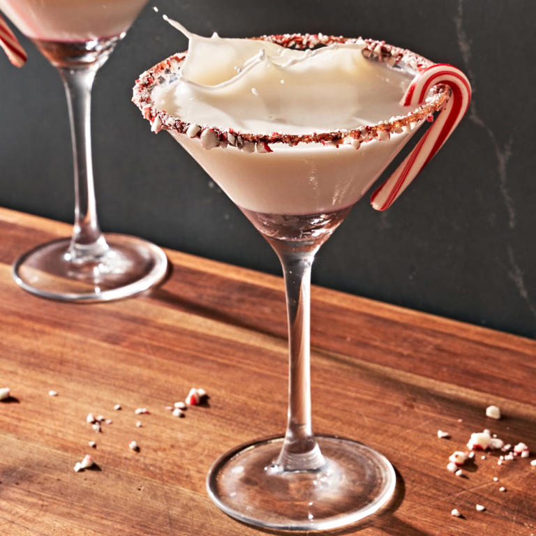 These peppermint martinis taste (& look) as festive as they sound