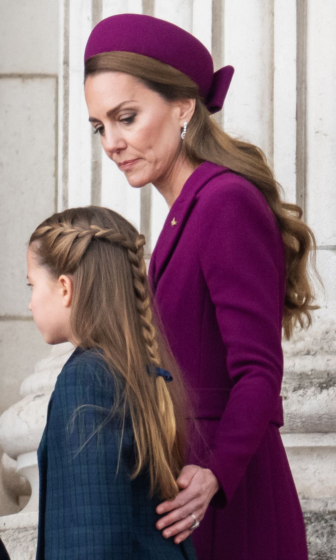 Con idéntico peinado y lazo de terciopelo: así han llegado Kate ...