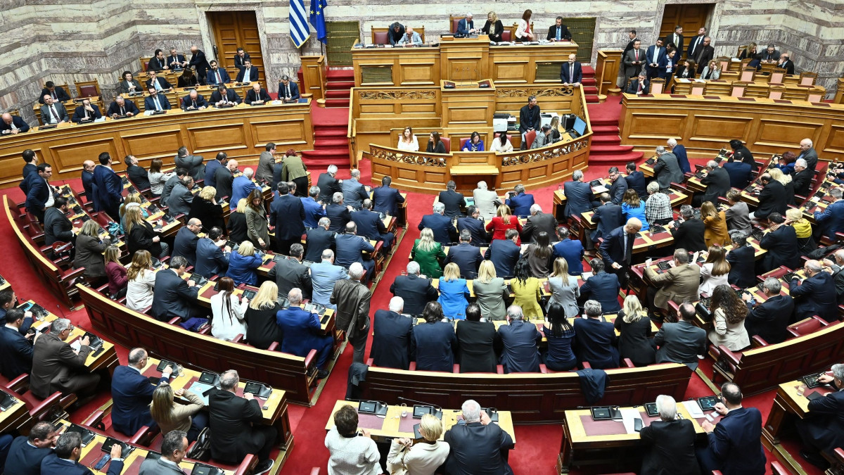Με 159 «Ναι» και 136 «Όχι» εγκρίθηκε ο προϋπολογισμός του 2026 - Ποιοι ...