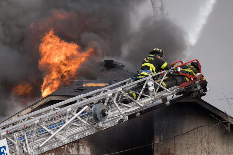 Memphis Fire Department battling fire at Midtown building near MASE