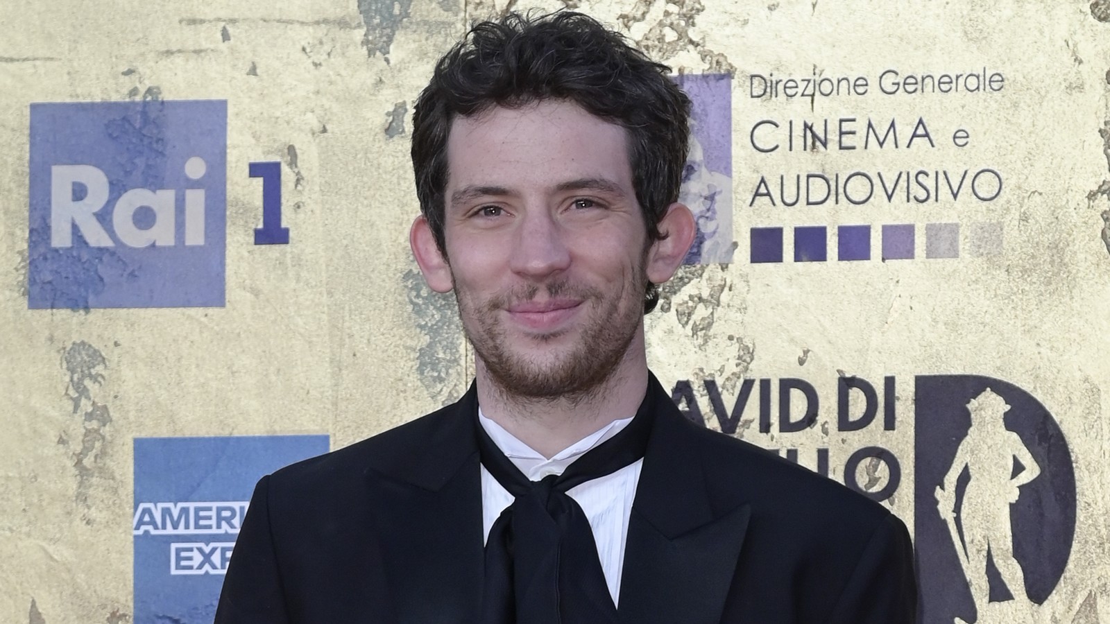 Josh O'Connor : de son rôle royal à sa passion pour le scrapbooking ...