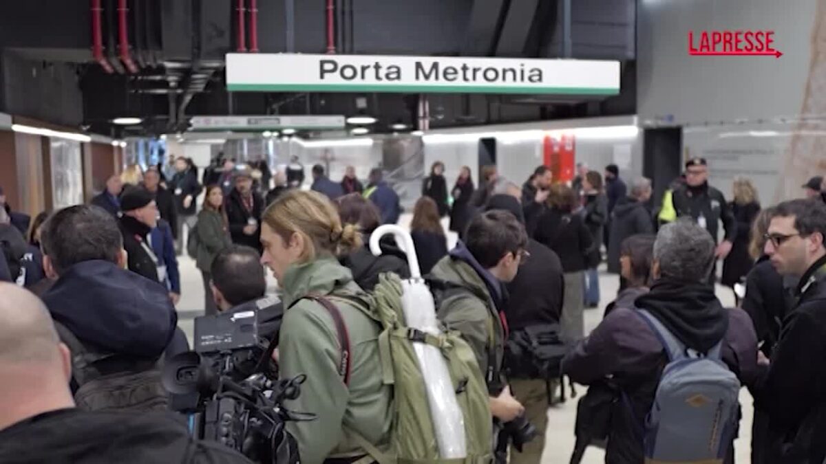 Metro C: Gualtieri, Giuli e Salvini inaugurano le fermate Colosseo e ...