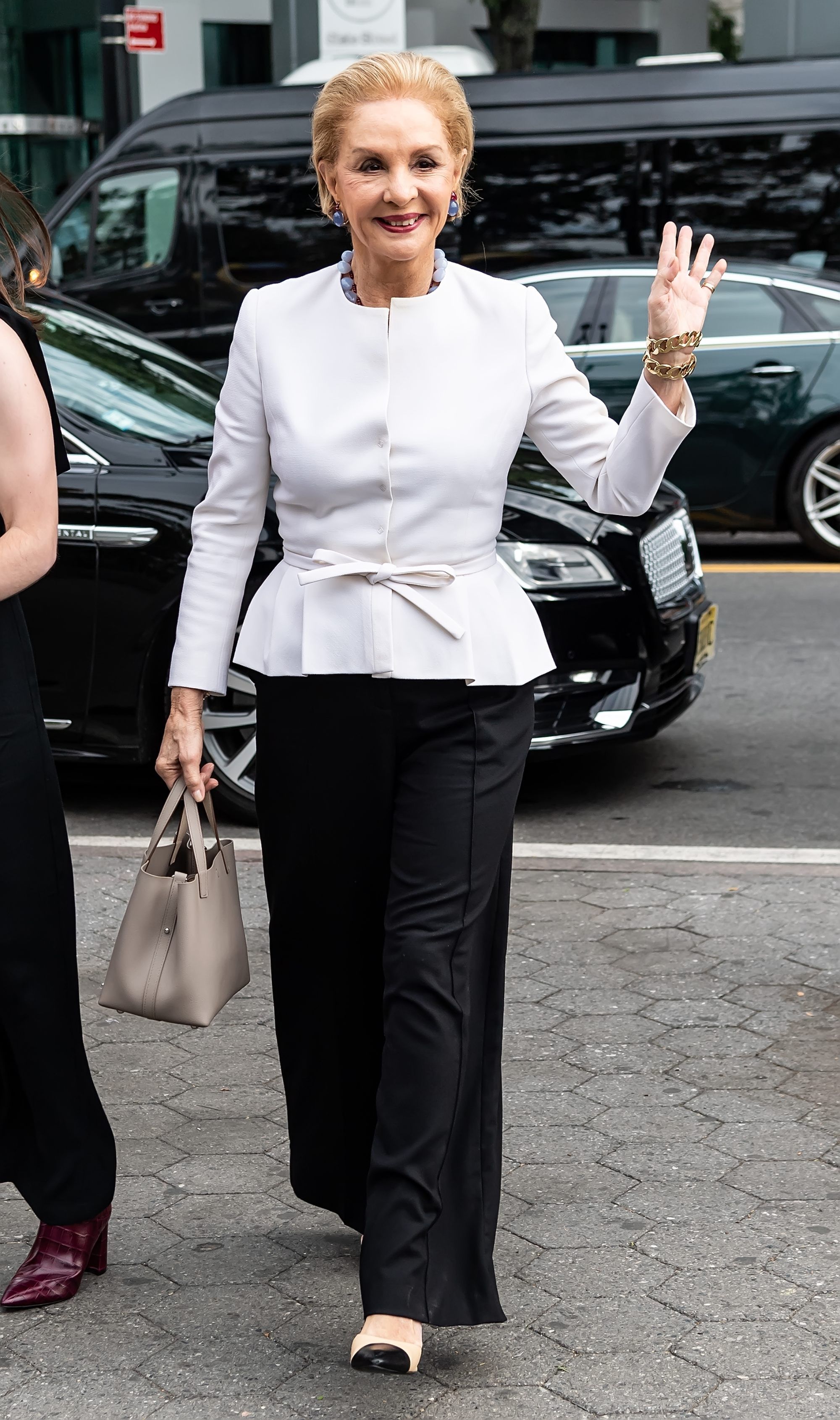 Carolina Herrera inspira las blusas blancas para llevar con jeans ...