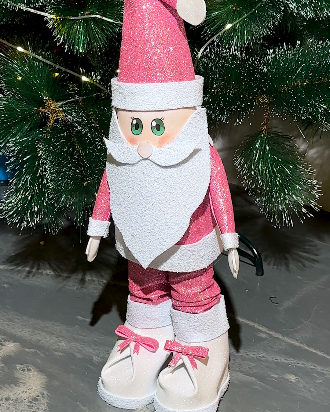 Crafting Santa Claus from everyday objects🎅