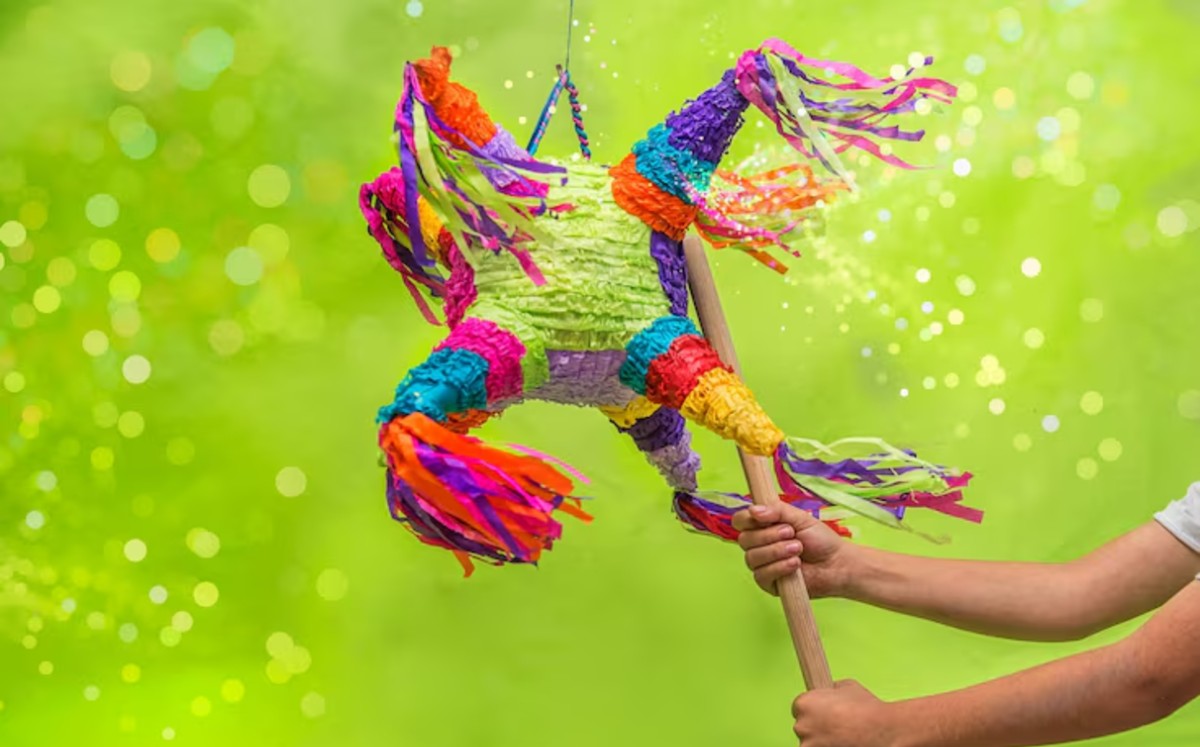 ¡Dale dale dale! Realizan taller para crear piñatas navideñas en Tampico