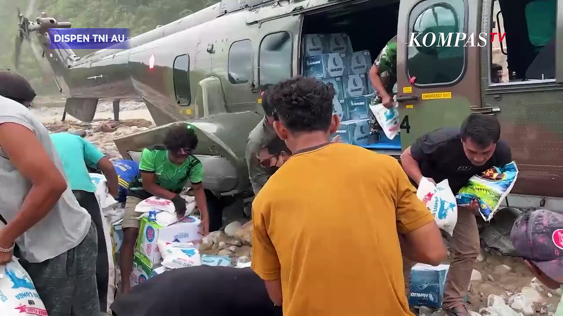 Helikopter TNI AU tembus medan ekstrem! Mendarat di aliran sungai ...