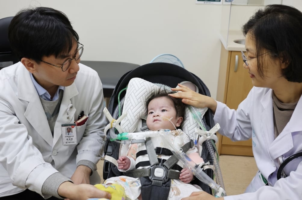 Newborn defies 'three-day' prediction, survives with heart outside body