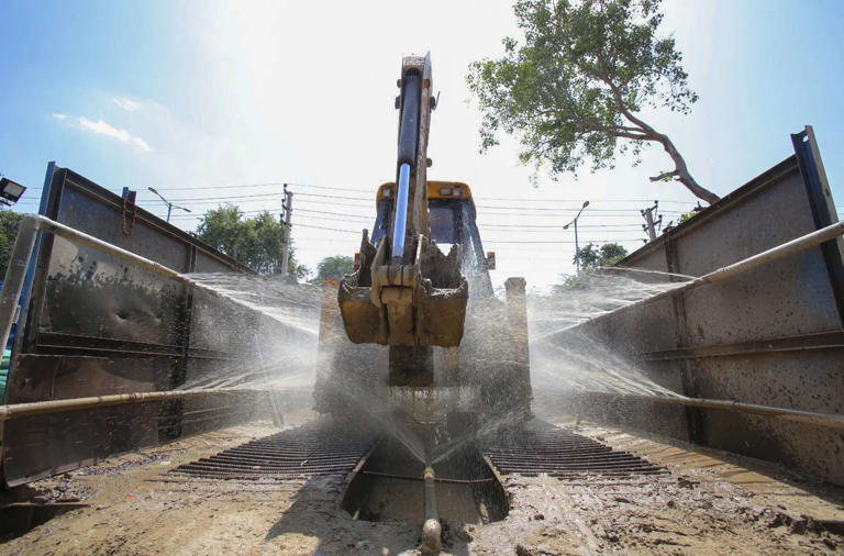 Delhi to pay ₹10,000 to construction workers affected by GRAP III curbs ...