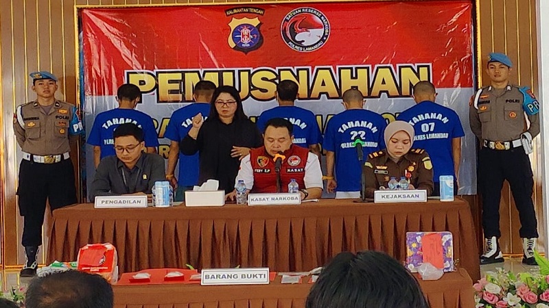 Dua tersangka yang diamankan terancam hukuman mati, barbuk 201,50 gram ...