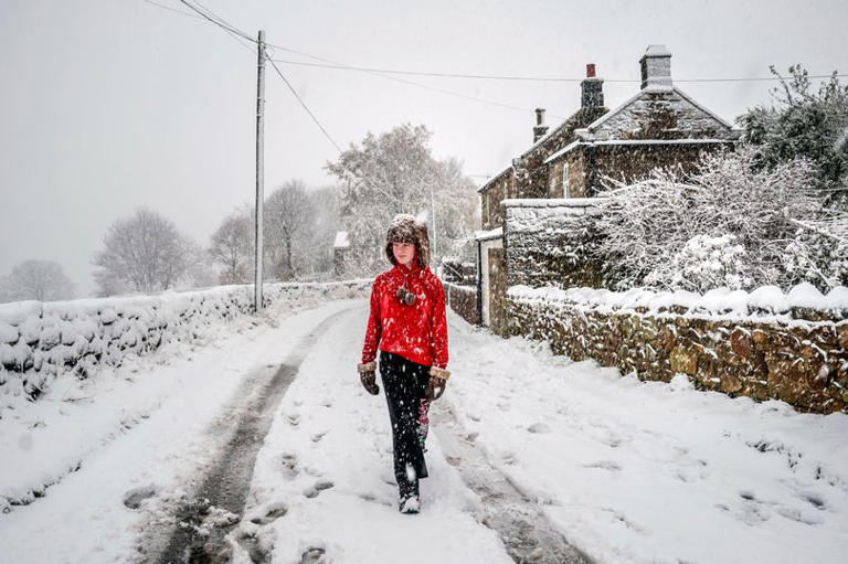 Snow blast set to sweep all of UK in 72 hours as Brits brace for 6-inch ...