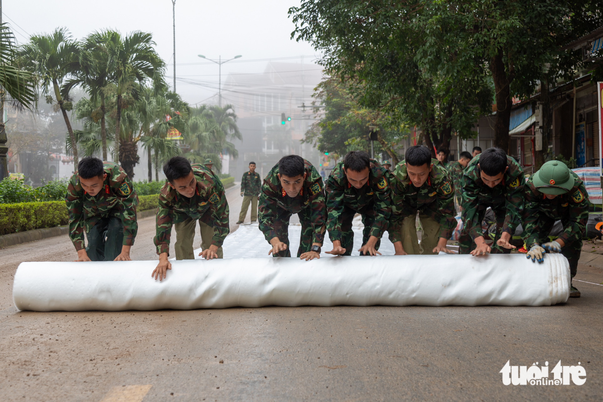 Bộ đội thi công đến 23h đêm, gắng rút ngắn tiến độ khắc phục sạt lở ở ...