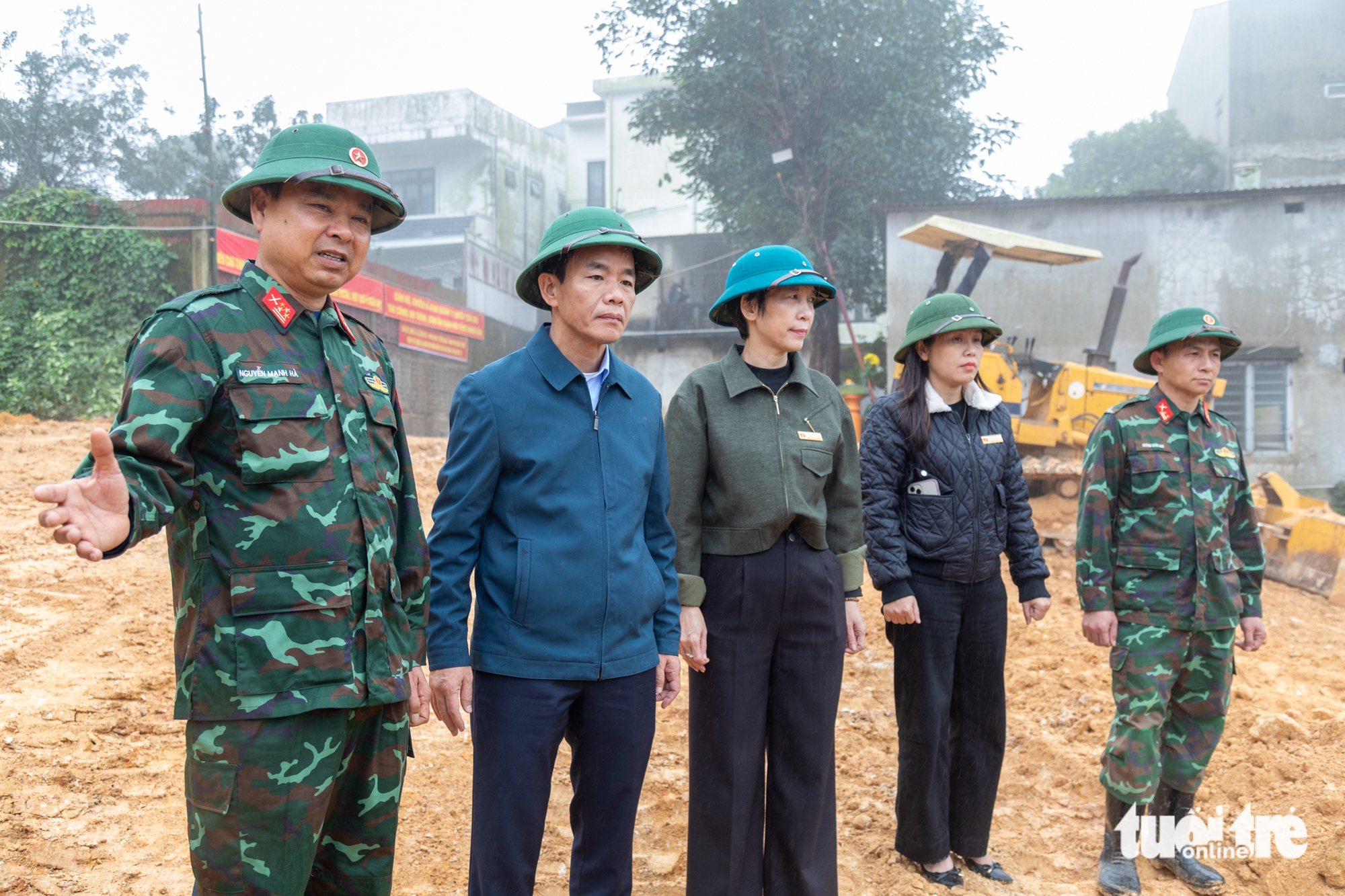 Bộ đội thi công đến 23h đêm, gắng rút ngắn tiến độ khắc phục sạt lở ở ...