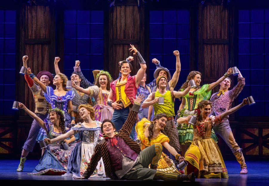 Gemilang Disney's Beauty and the Beast musikal yang sukses bikin haru ...