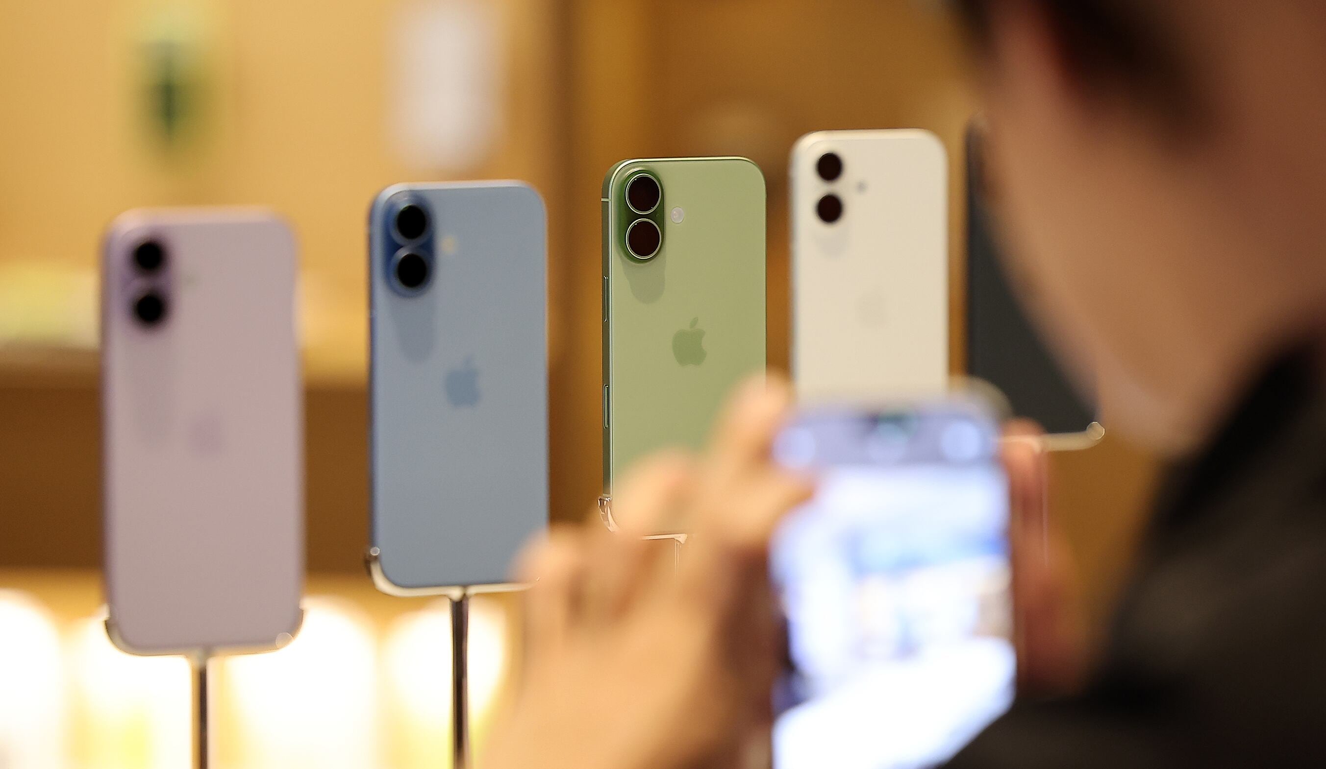 Smartphone prices to surge 7% amid memory shortage