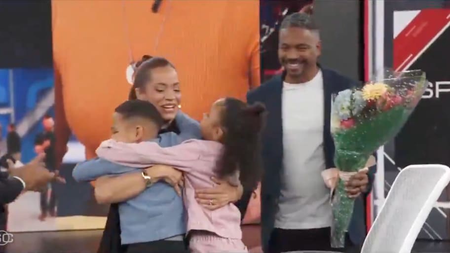 Elle Duncan surprised by her family during emotional ESPN sendoff