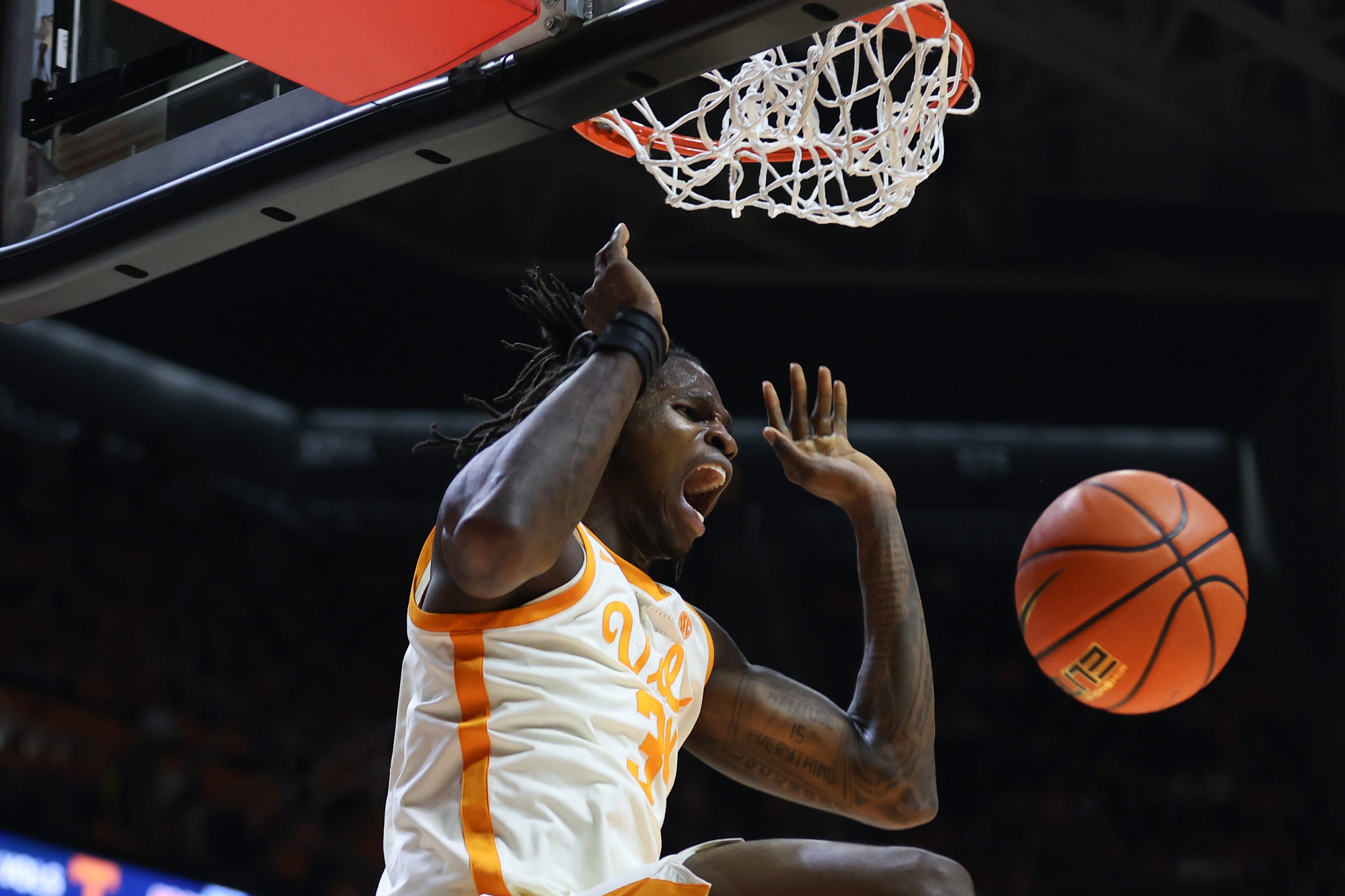 Tennessee defeats Louisville basketball in top 25 matchup