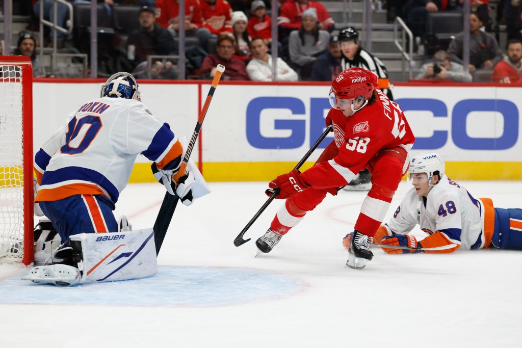 Sloppy Islanders put up a fight but fall late in tough loss to Red Wings