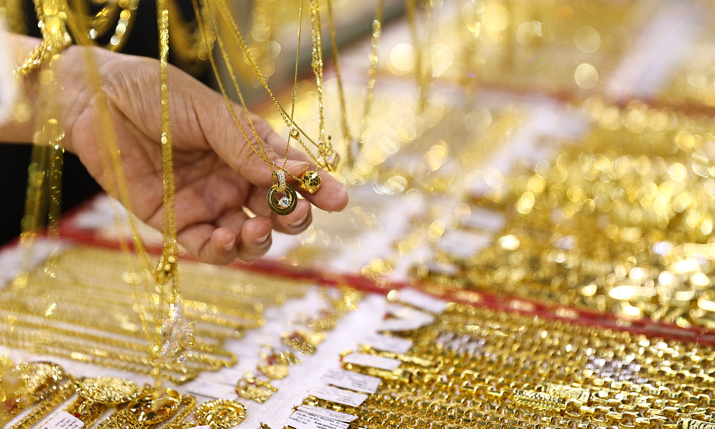 Gold prices rebound after drop