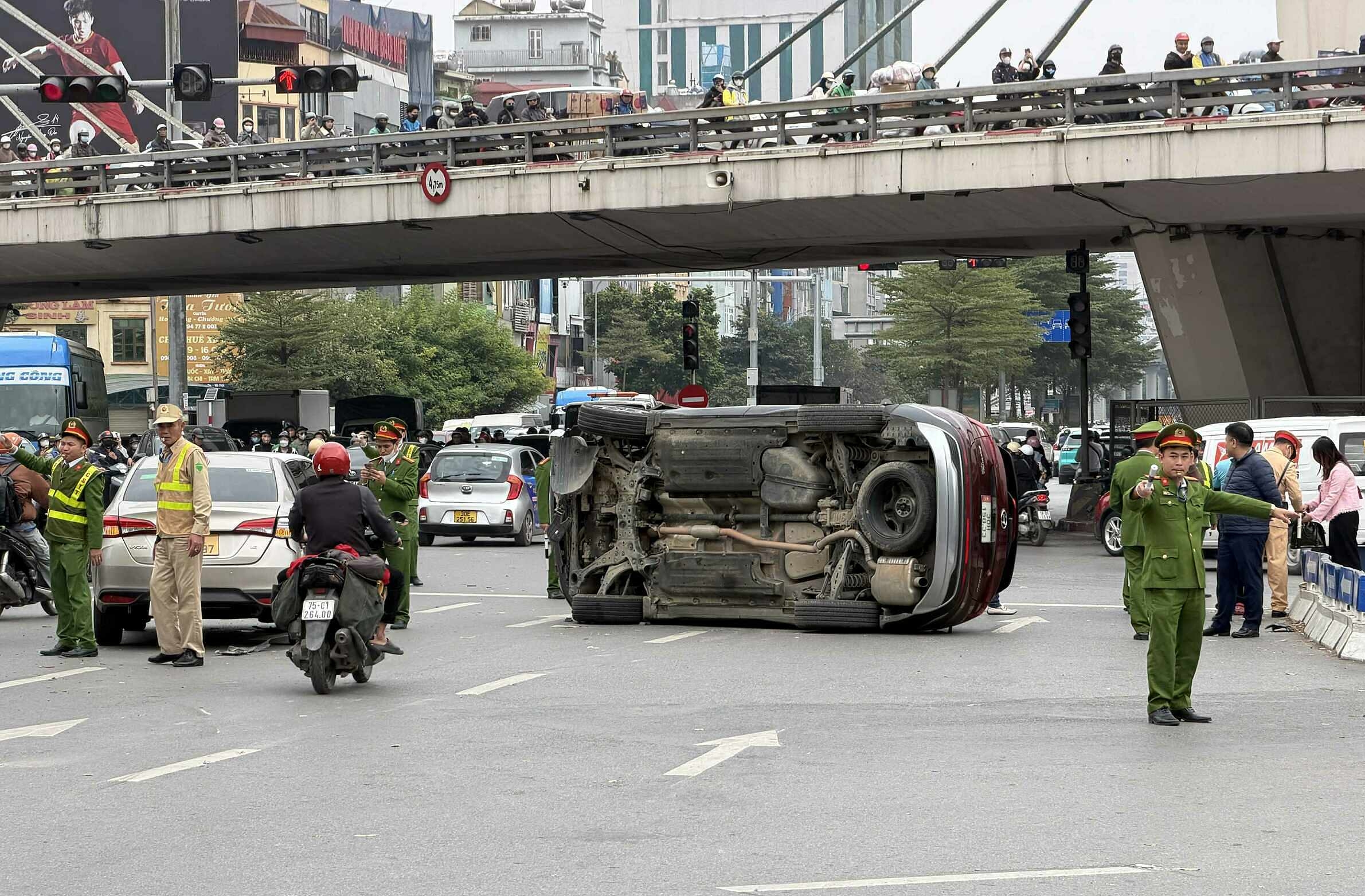 Ôtô gây tai nạn liên hoàn trên phố Hà Nội