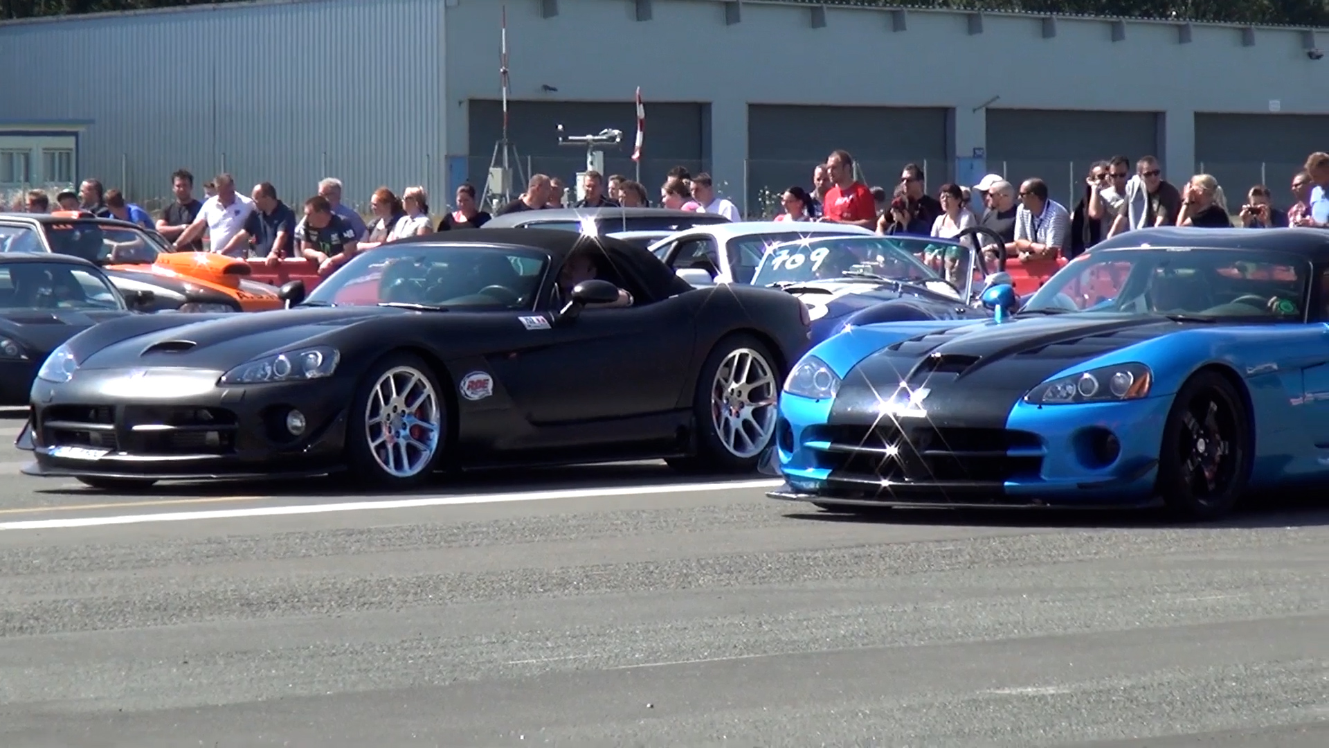 Dodge Viper SRT10 vs roadster drag race
