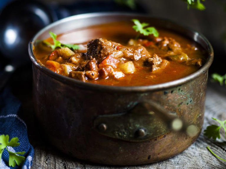 Rezept für Brauhaus-Gulasch: Zartes Fleisch und Bier-Sauce – eine echte ...