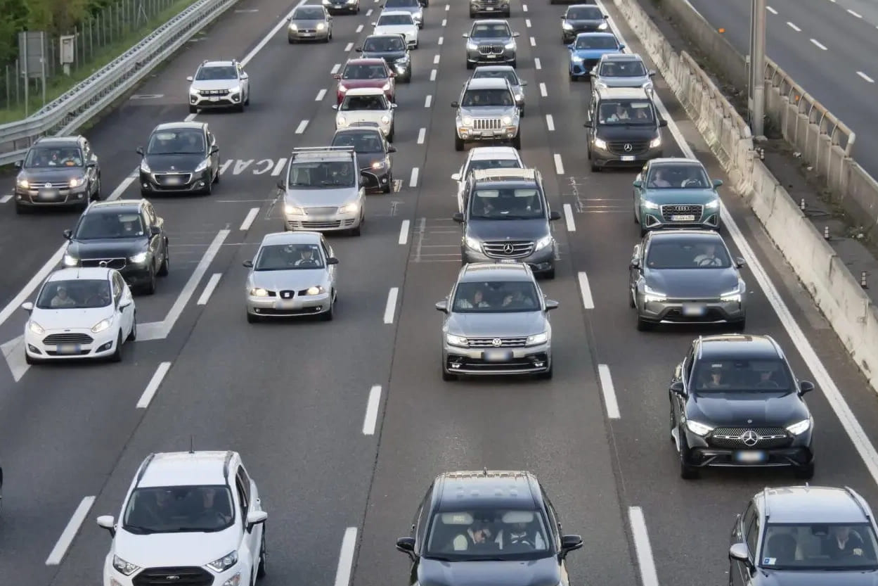 Nel 2025 mercato auto in Ue in crescita dell’1,8%, elettriche e ibride ...