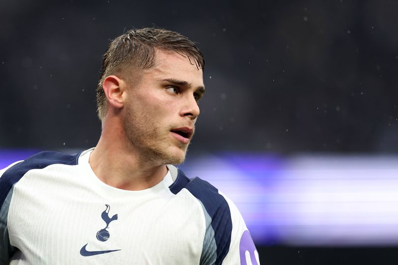 Micky van de Ven makes Alexander Isak gesture after Liverpool striker ...