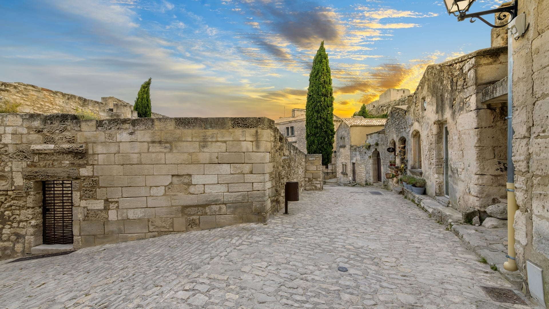 Proche de Paris, ce village troglodytique, joyau construit dans la ...