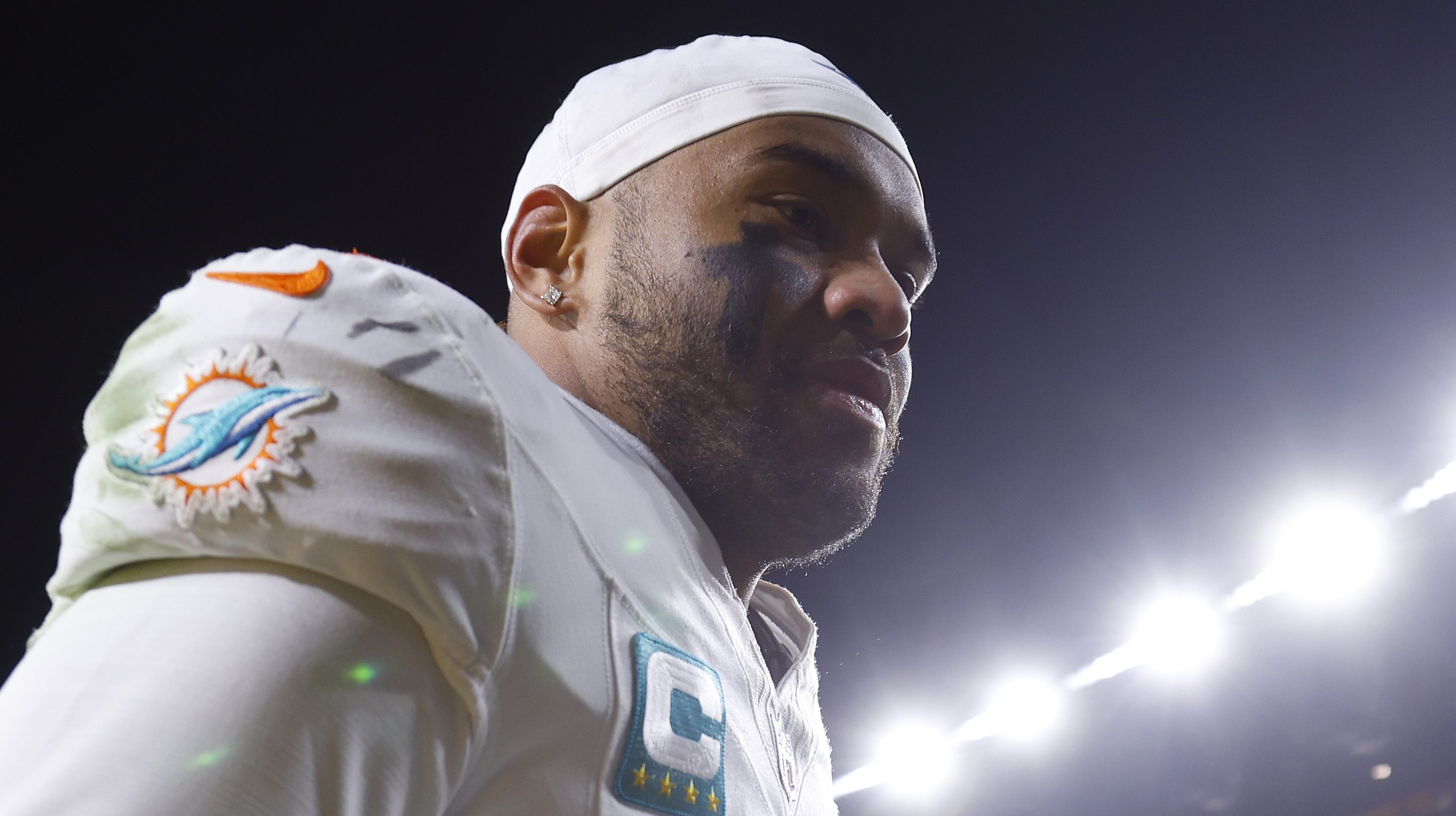 Dolphins trade idea lands them All-Pro QB after surprising announcement