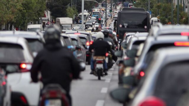 Live η κίνηση στους δρόμους: Ακινητοποιημένο όχημα στη λεωφόρο ...