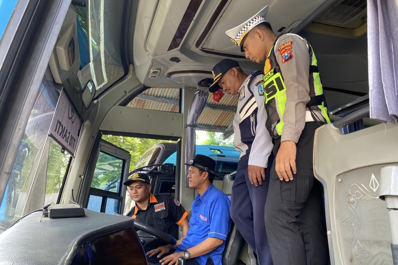 Jelang Nataru, Polres Lamongan ramp check dan tes urine awak bus