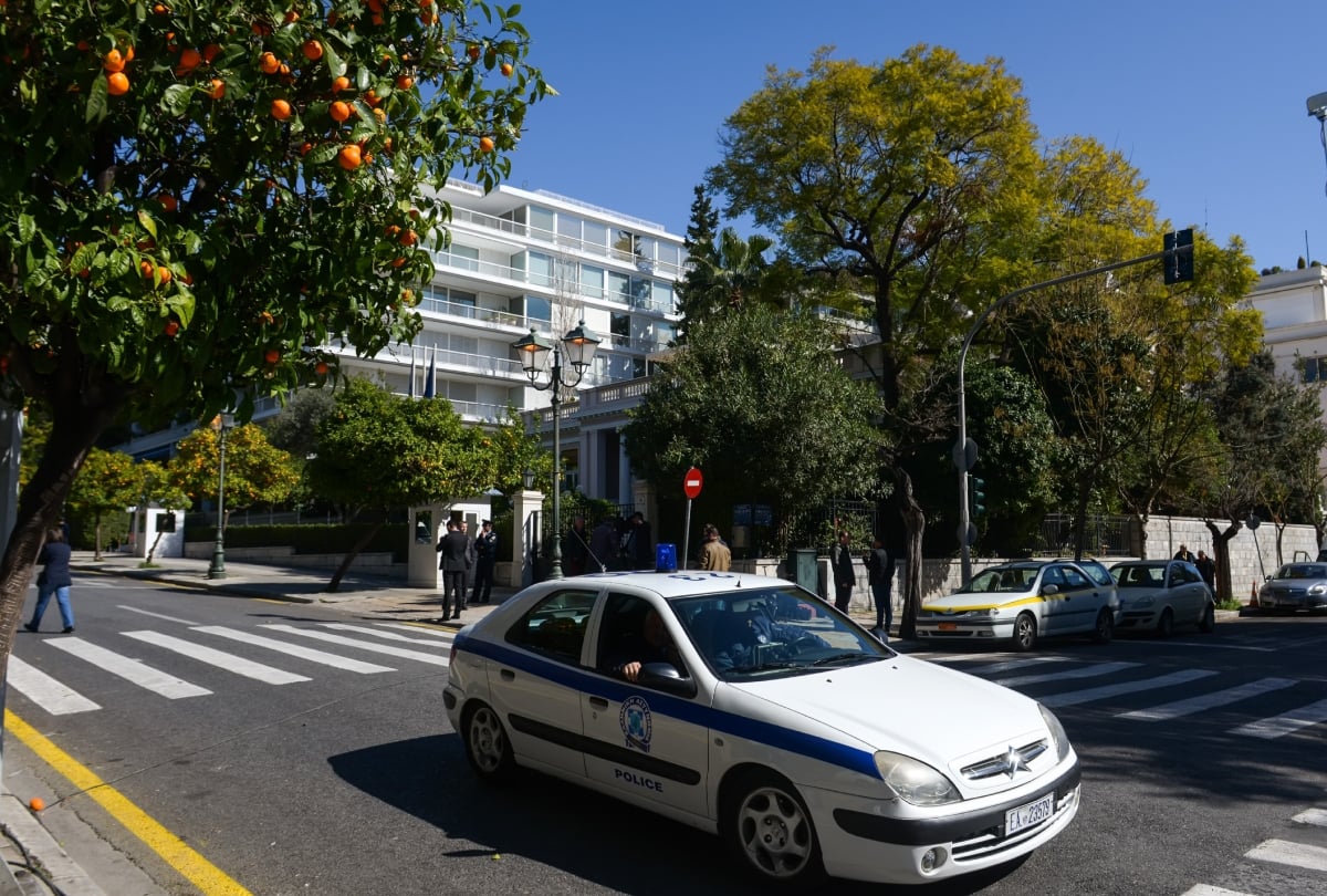 Τροχαίο έξω από το Μαξίμου: ΙΧ παρέσυρε και χτύπησε ηλικιωμένο ...