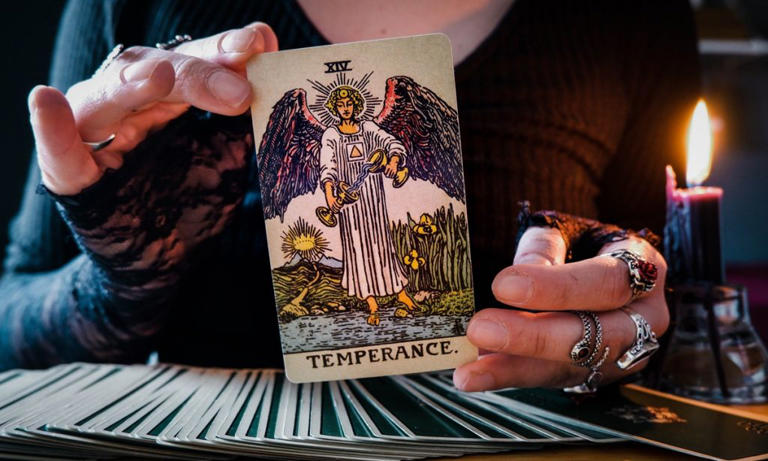 Why one-card tarot readings are so powerful (and how to do one)
