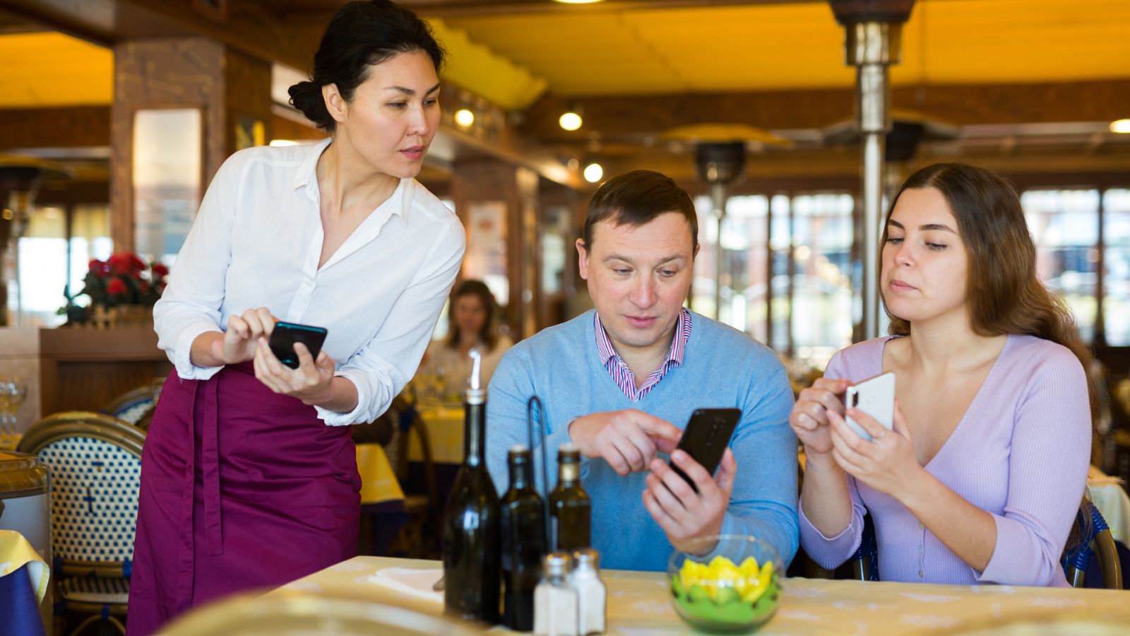 You don’t realize it, but servers spot these 14 red flags instantly